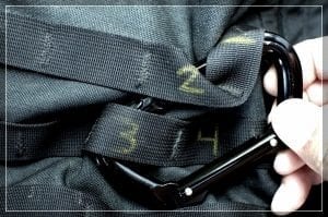 Крепление снаряжения на рюкзаке с помощью карабина